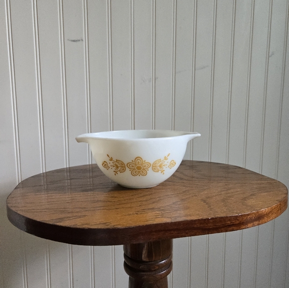 Pyrex | Kitchen | Vintage Pyrex Pair White And Gold Floral Bowl | Poshmark